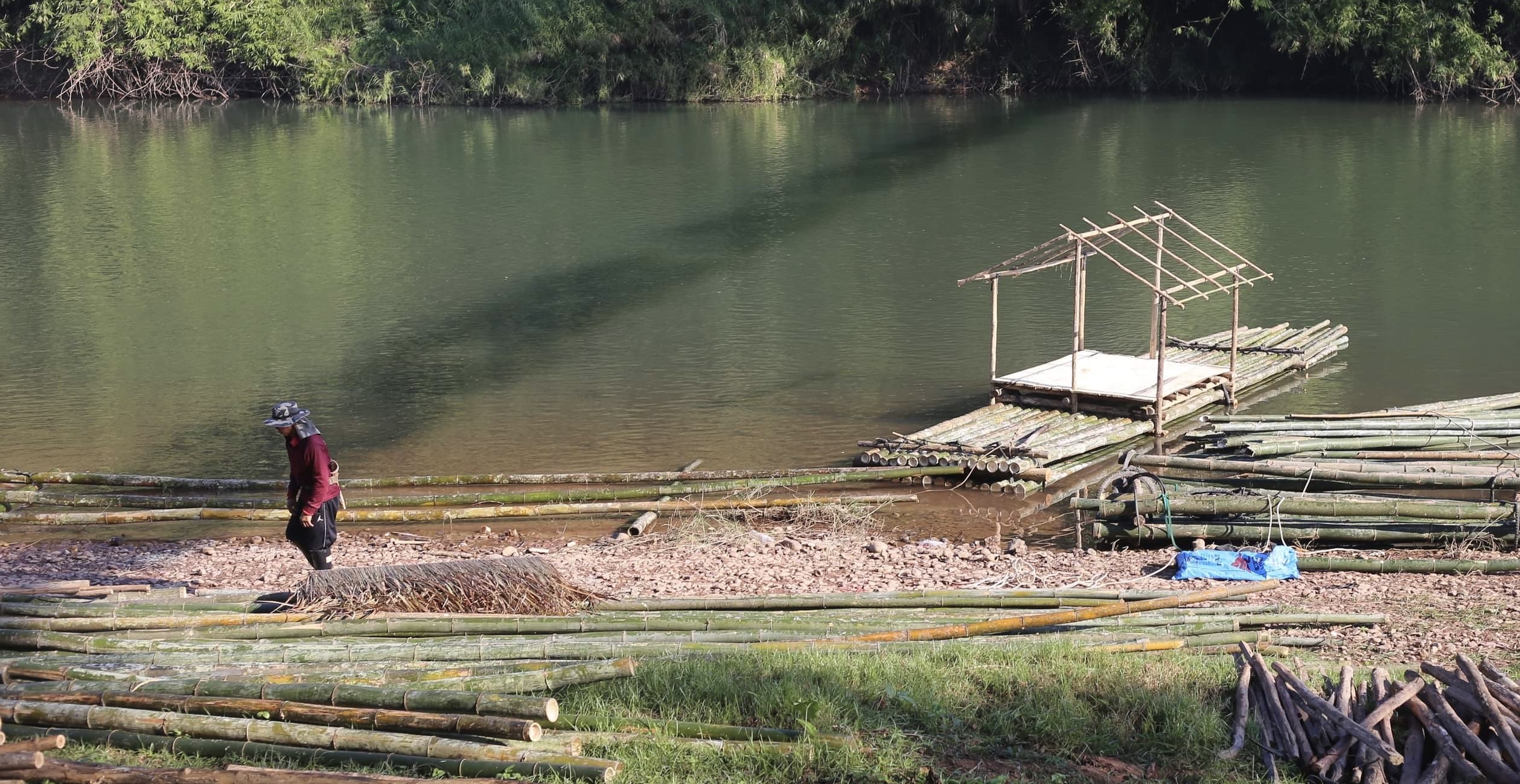 เรือนแพ.. สุขจริงอิงกระแสธารา ‘หาดผาขน’